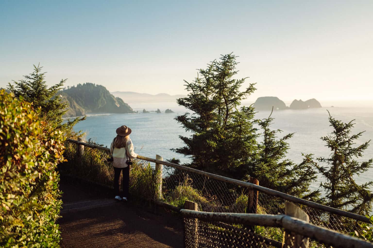 11 Incredible Oregon Lighthouses You Need To Visit - The Mandagies