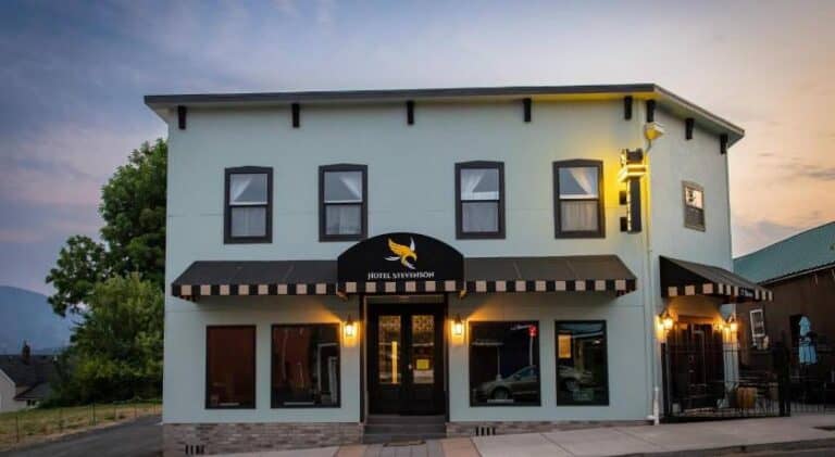 The 17 Best Places To Stay in the Columbia River Gorge - The Mandagies